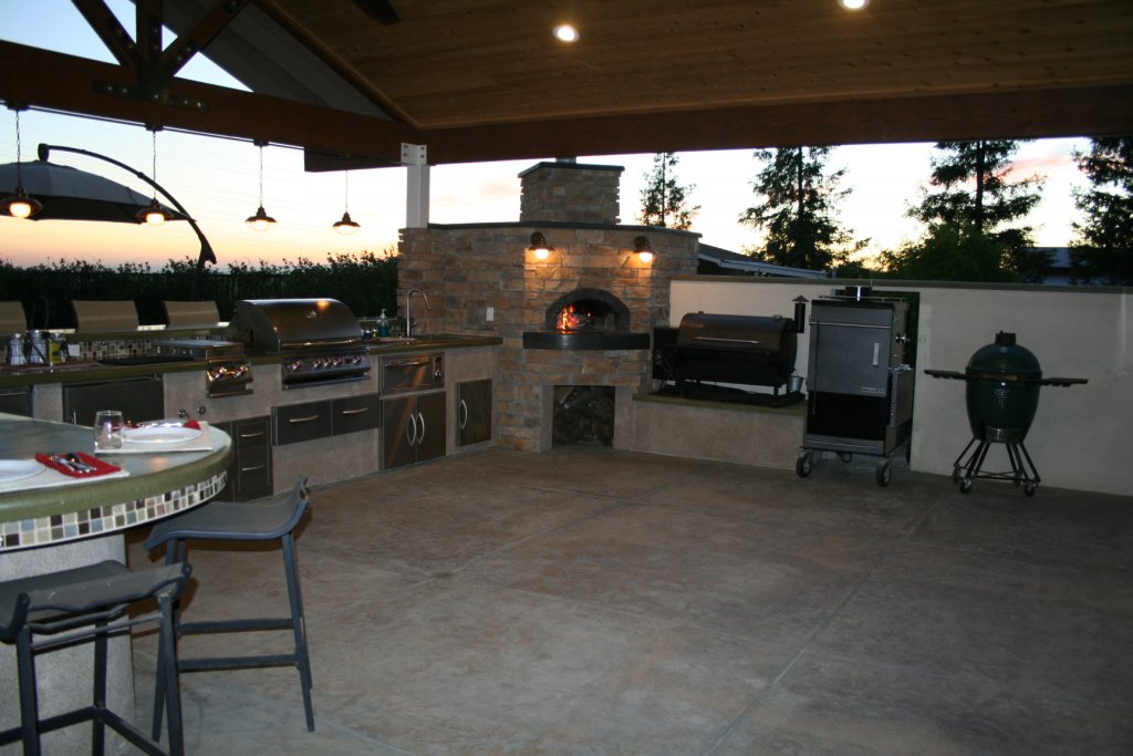 Casa Pizza Oven In Outdoor Kitchen Showing Fire - Forno Bravo ...