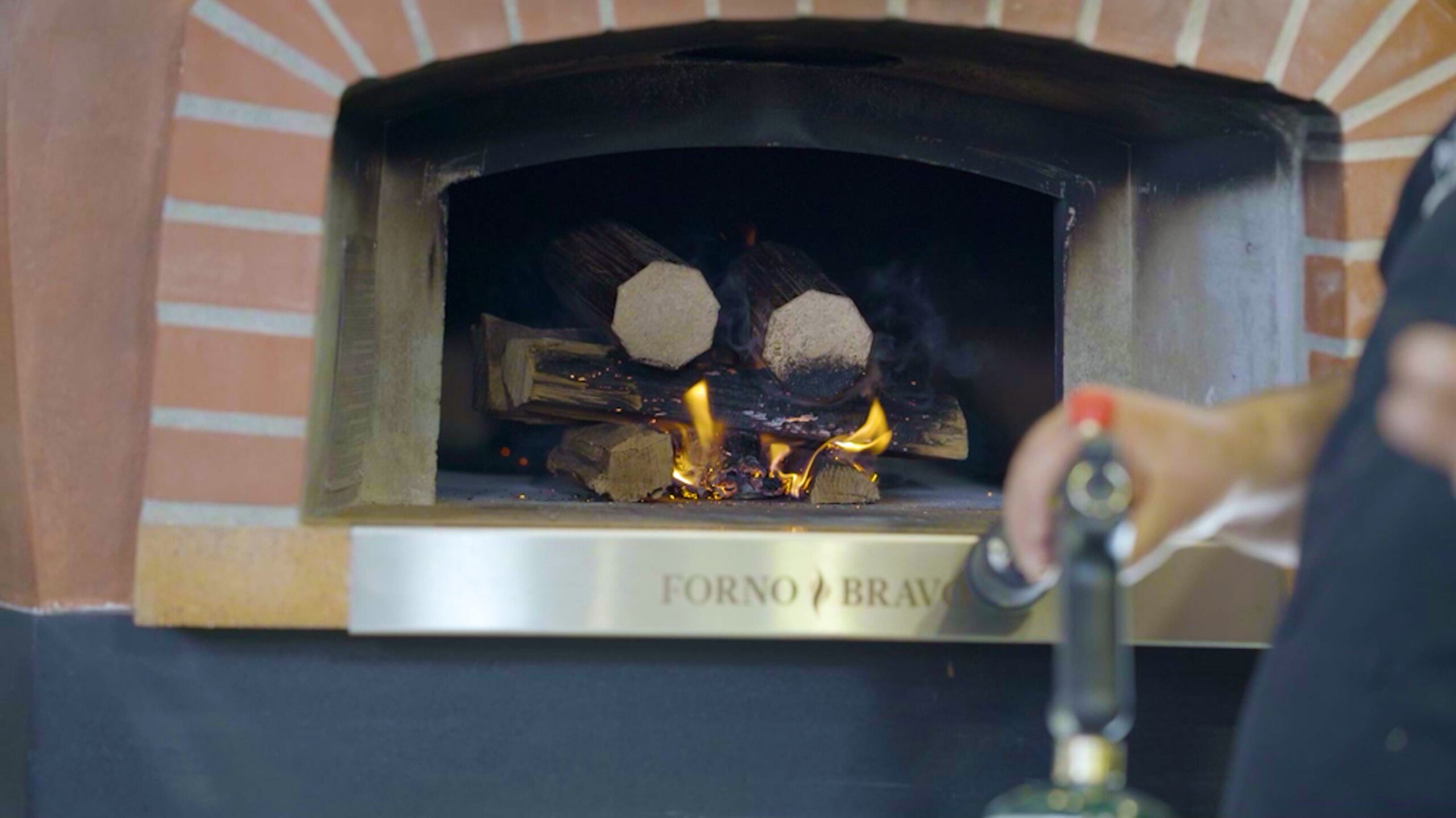 How to Start a Fire in a Wood Fired Forno Bravo Oven - Forno Bravo ...