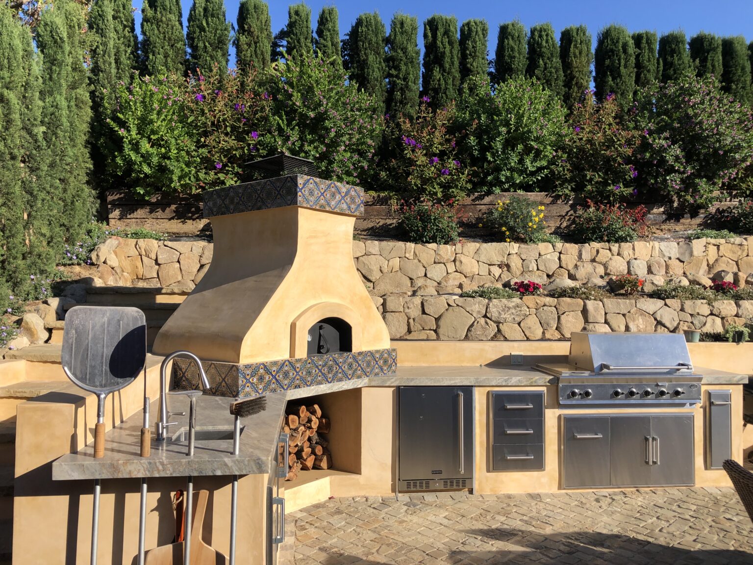 5 Custom Outdoor Kitchen Designs with Pizza Ovens - Forno Bravo ...