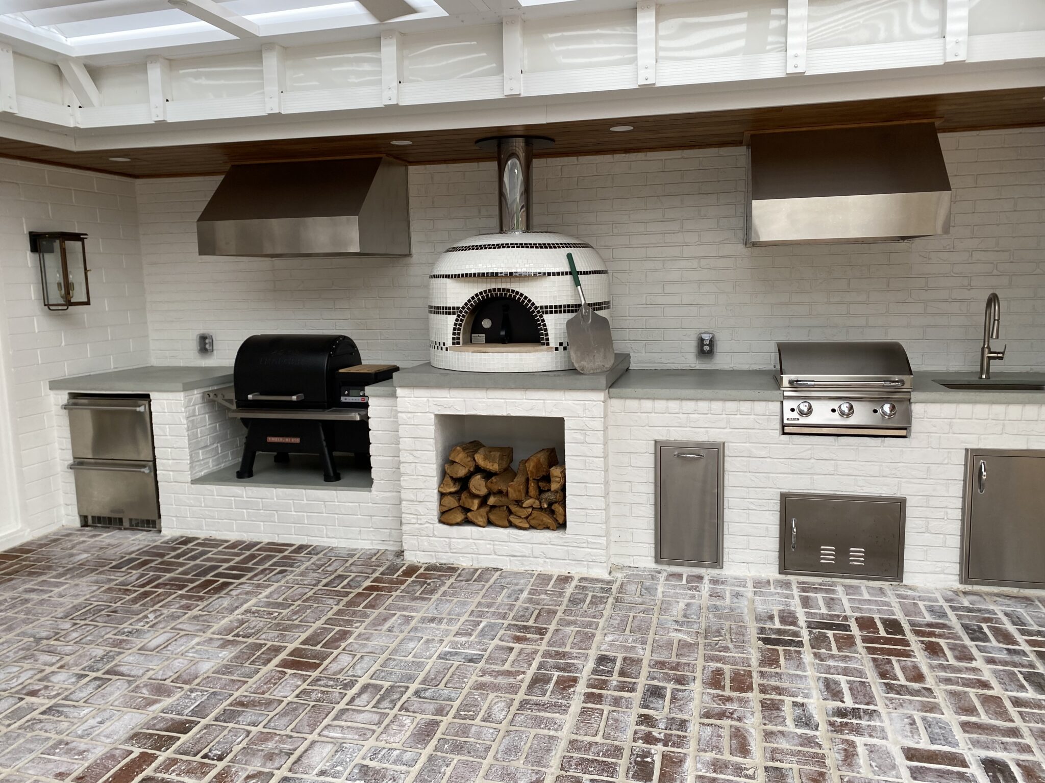 5 Custom Outdoor Kitchen Designs with Pizza Ovens - Forno Bravo ...